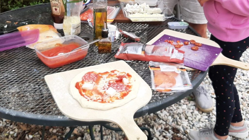 12 tips for hosting a pizza party
